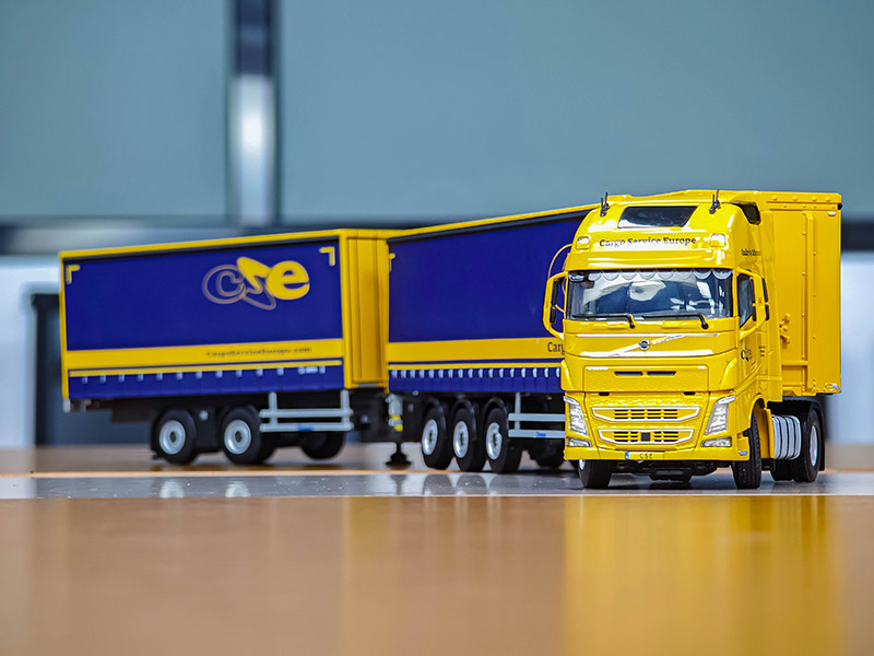Volvo FH4 Globetrotter XL LZV Combi - MiniCarWorld