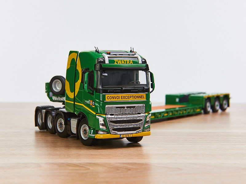 Volvo FH4 Globetrotter 8x4 Lowloader / 3 Axle - MiniCarWorld